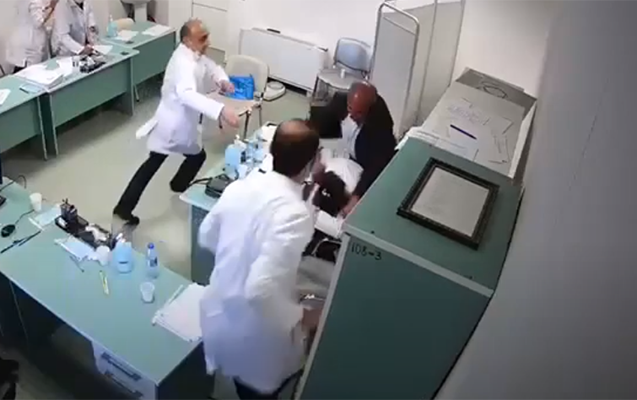 Saxta əlilliyi ifşa olunan kişi qadın həkimə hücum çəkdi - VİDEO